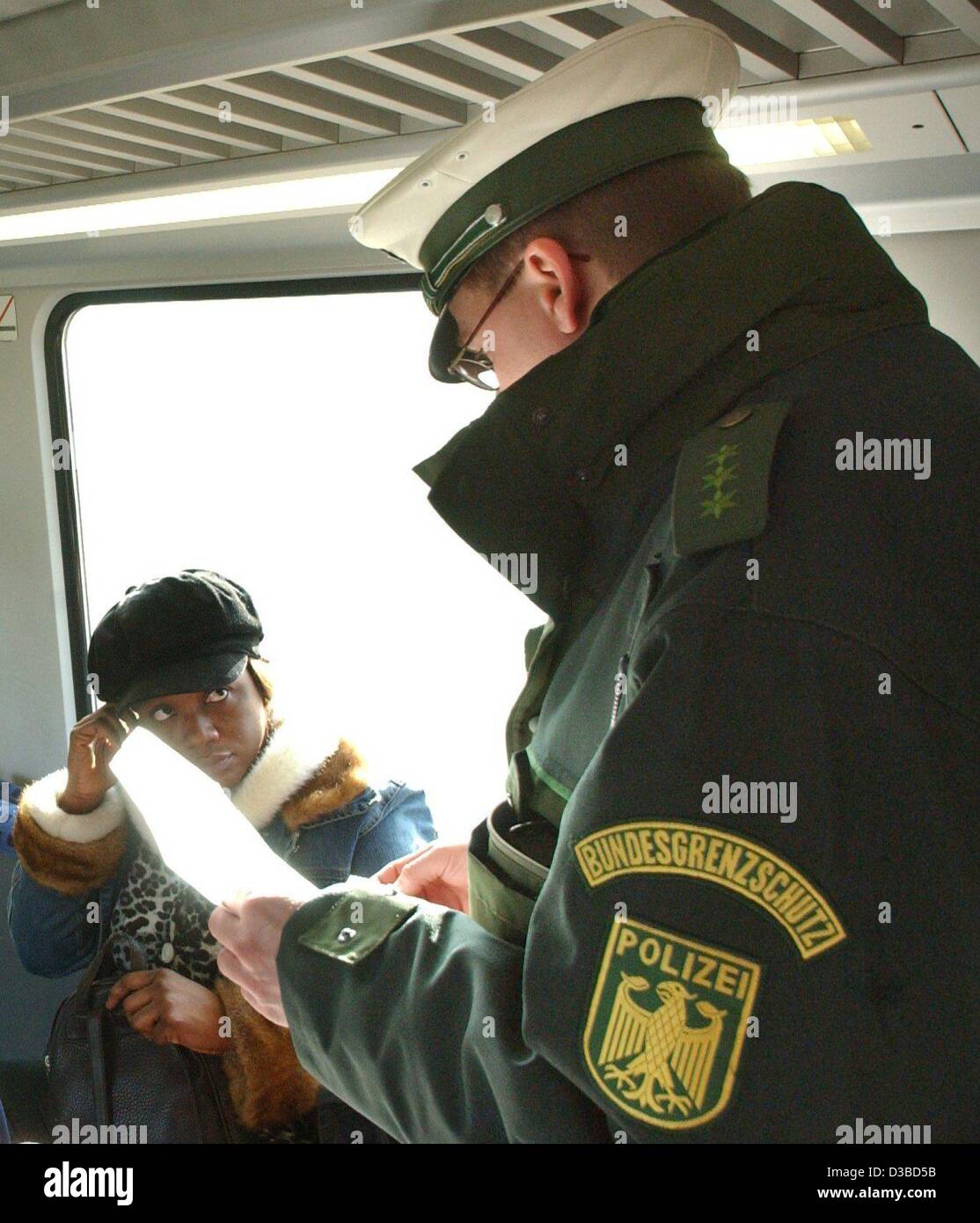 (dpa) - An officer of the Federal Border Guard (Bundesgrenzschutz, BGS ...