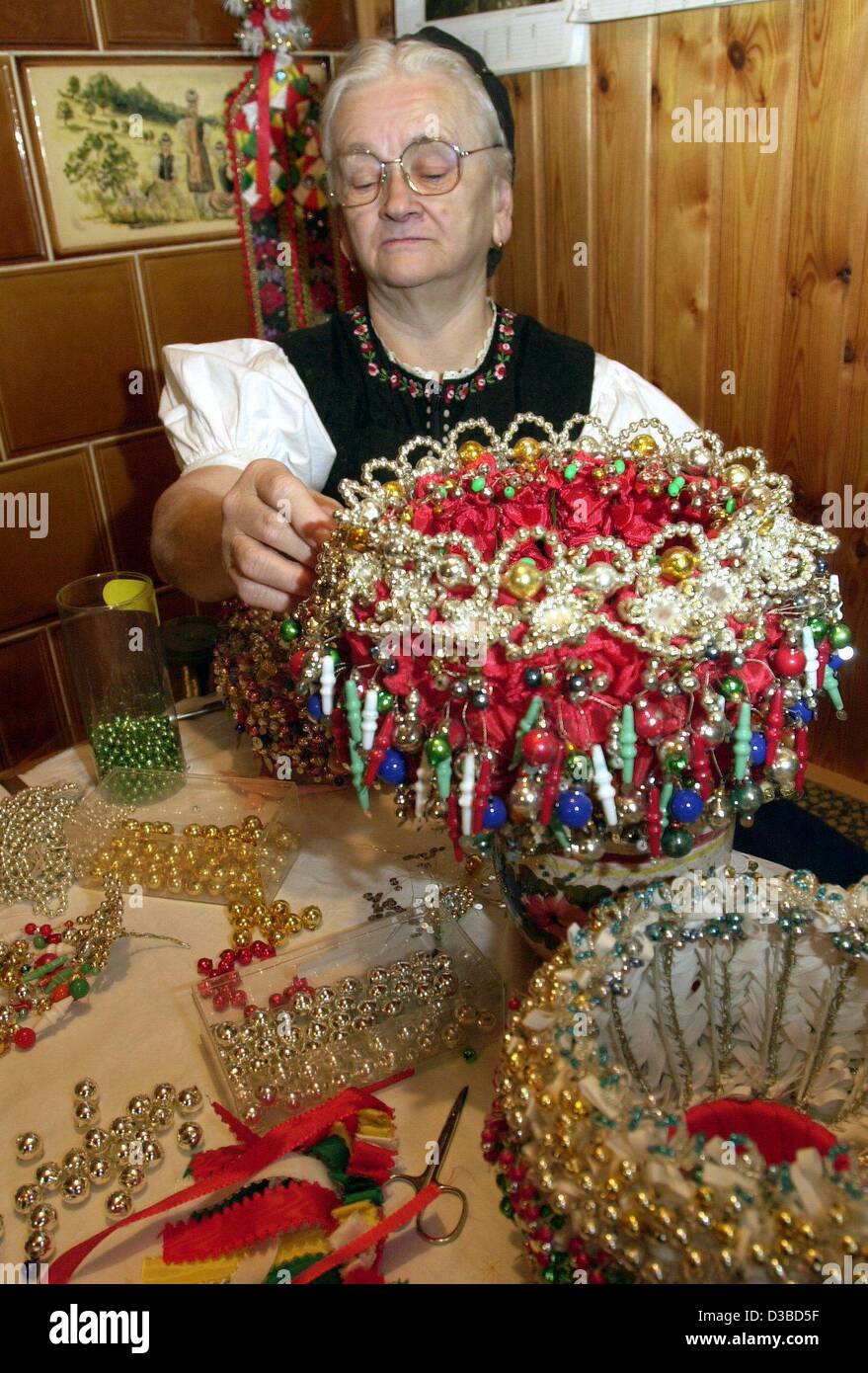 (dpa) - Artisan Rosa Schneider produces a so-called Schaeppel in Bad ...