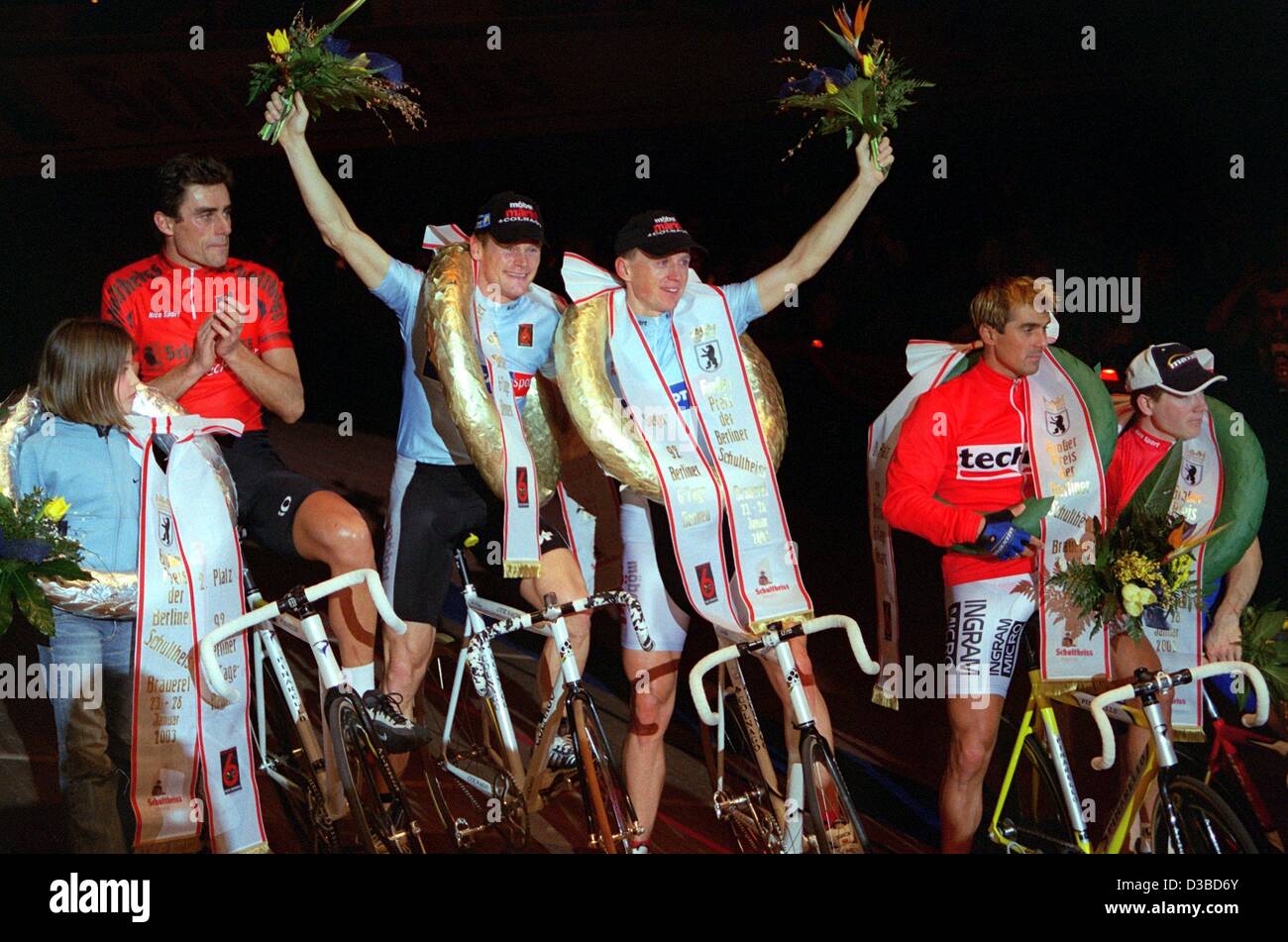 (dpa) - The Swiss world record holders Bruno Risi (2nd from L) and ...