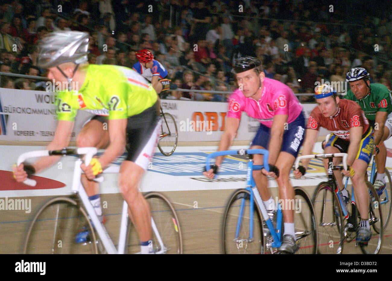(dpa) - The German cyclist Jens Lehmann (R), olympic winner and six ...