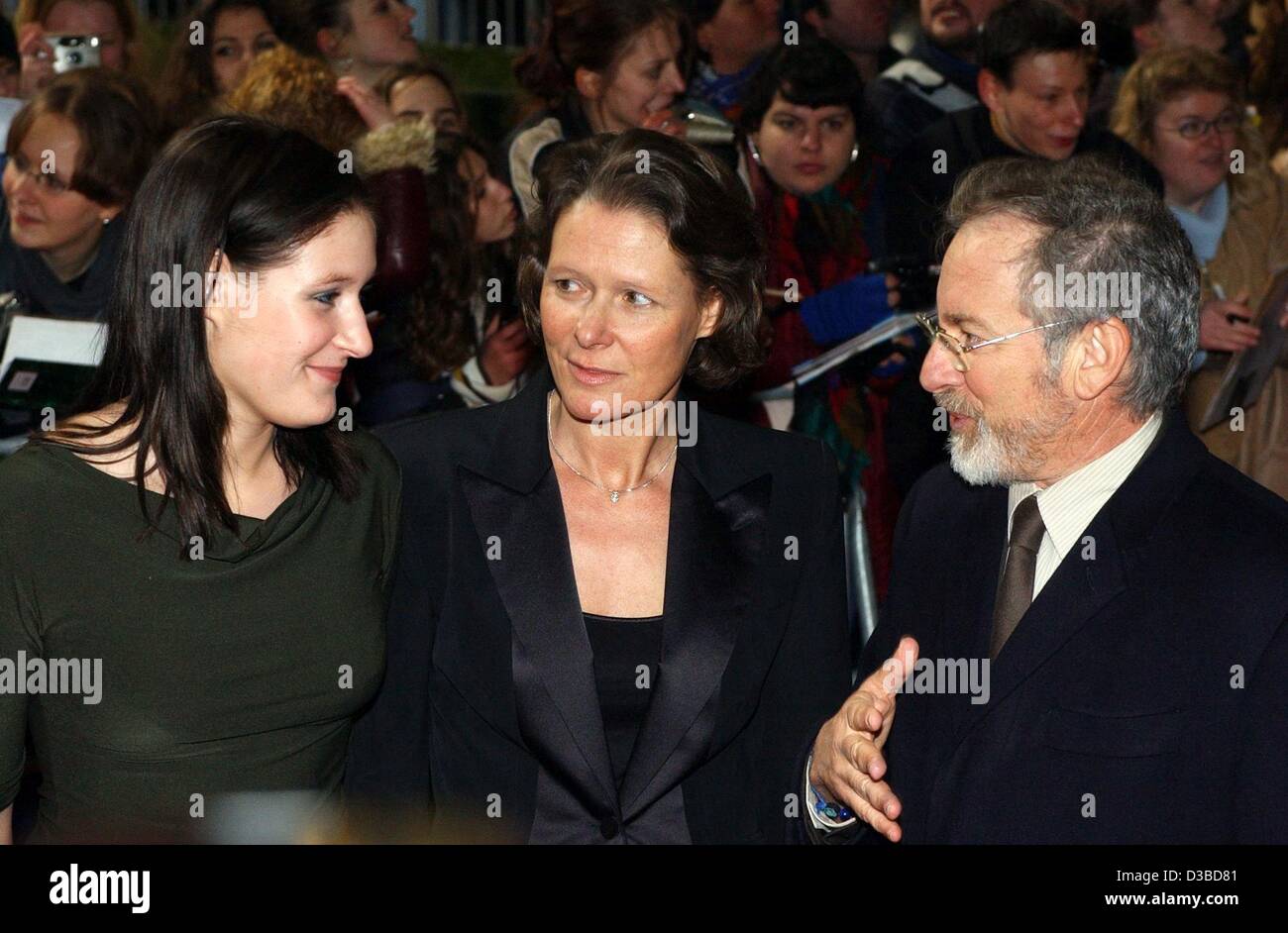 (dpa) - US film director Steven Spielberg (R) chats with Christina Rau ...