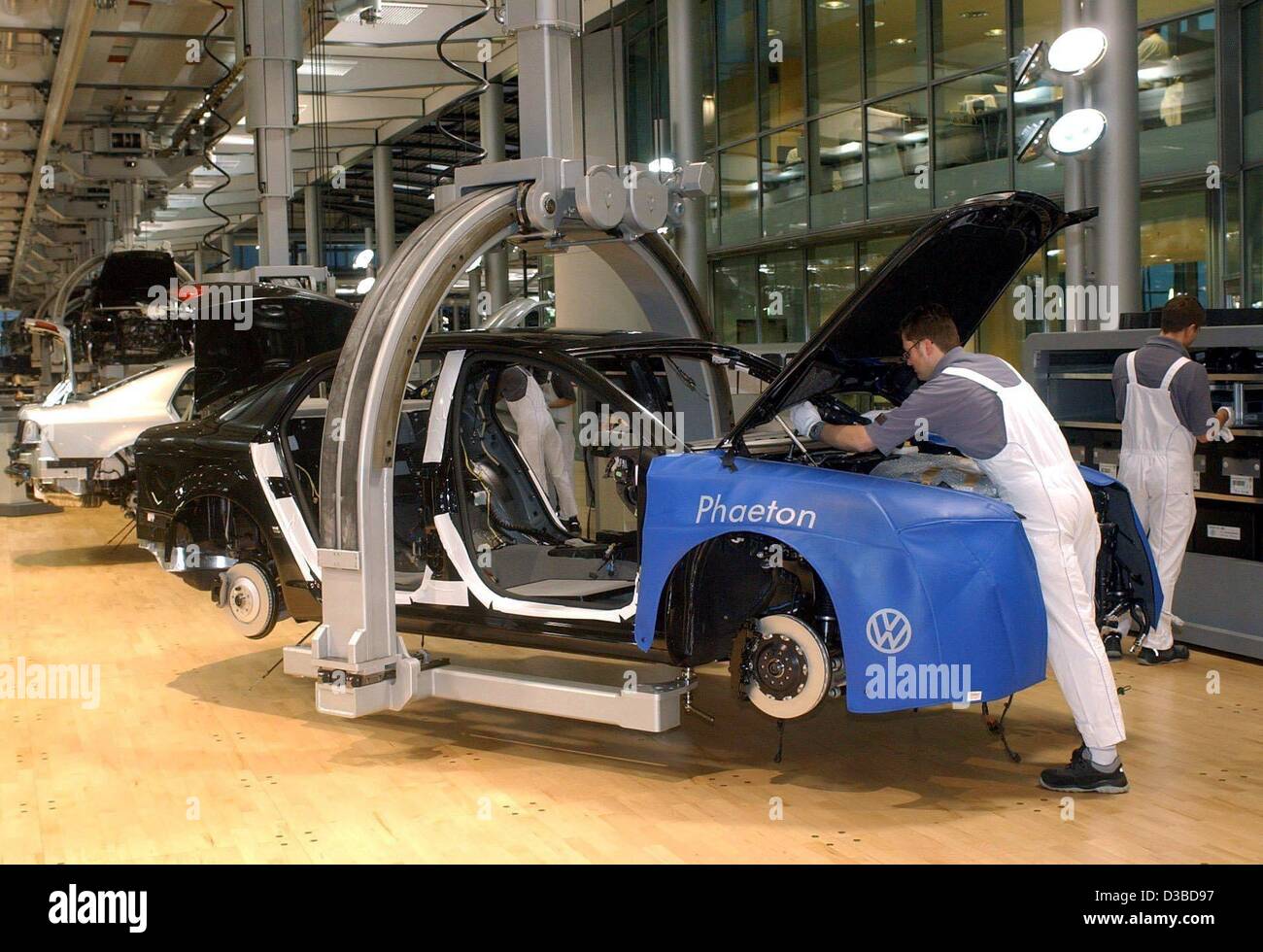 Group of mechanics full body hi-res stock photography and images - Alamy