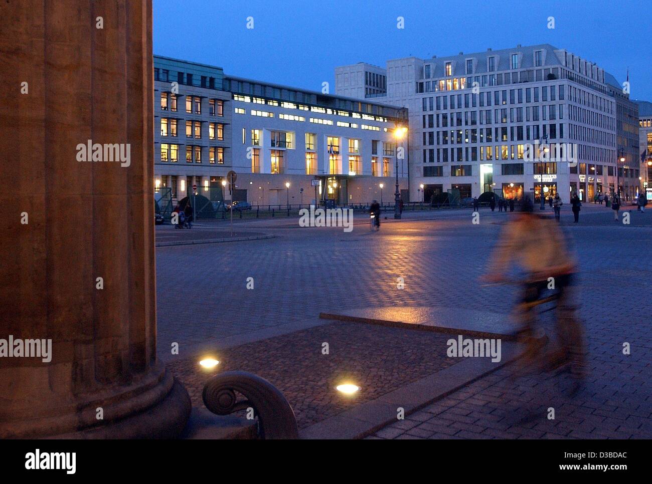 (dpa) - The new building of the French embassy at the Pariser Platz ...