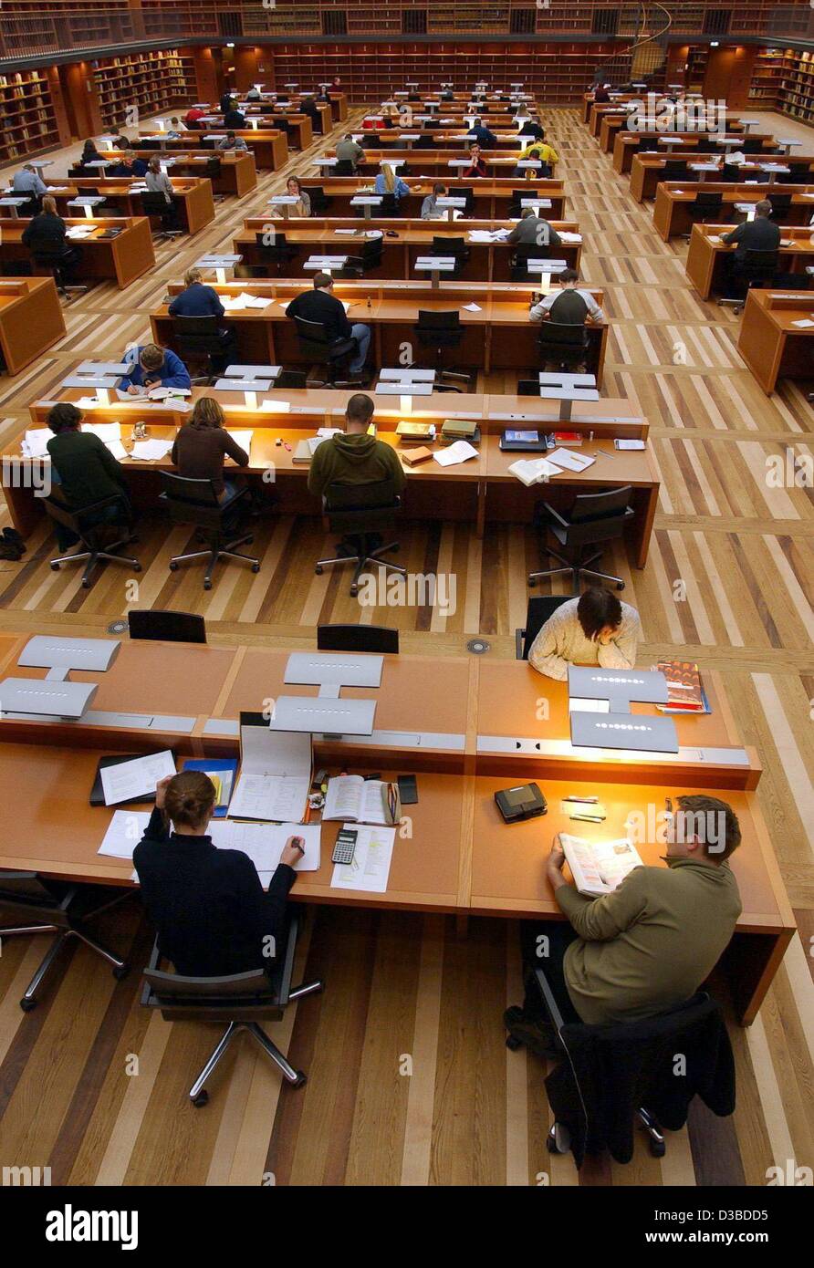 (dpa) - Students study in the new reading hall at the State and ...