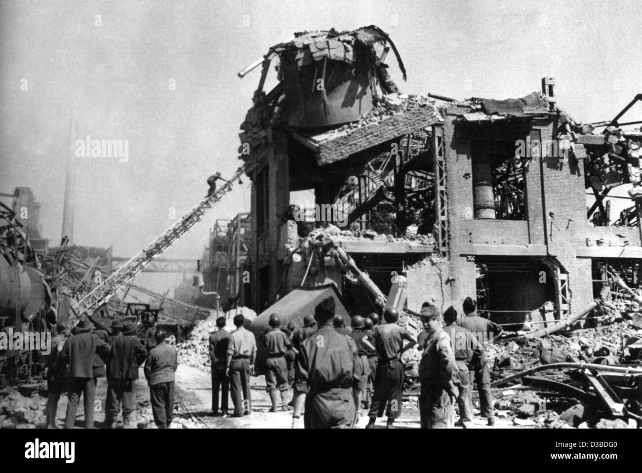 (dpa files) - A dangerous unstable tank lies on the roof of destroyed ...