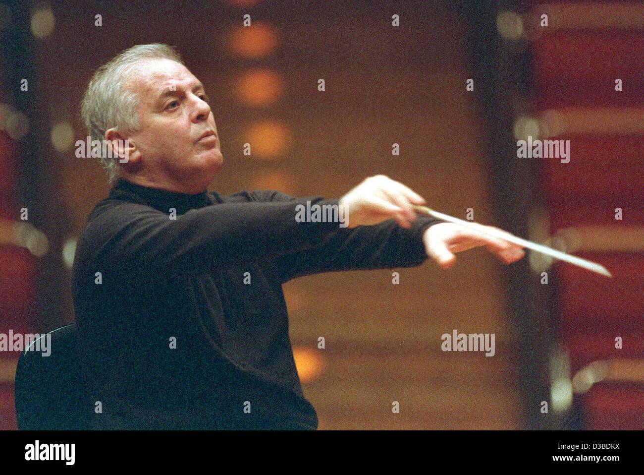 Daniel barenboim conducting hi-res stock photography and images - Alamy