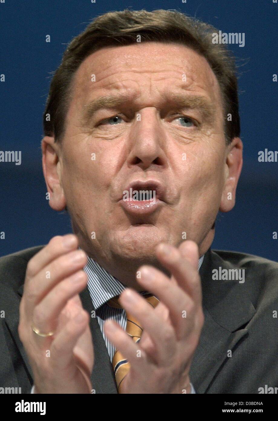 (dpa) - German Chancellor Gerhard Schroeder speaks during an election ...