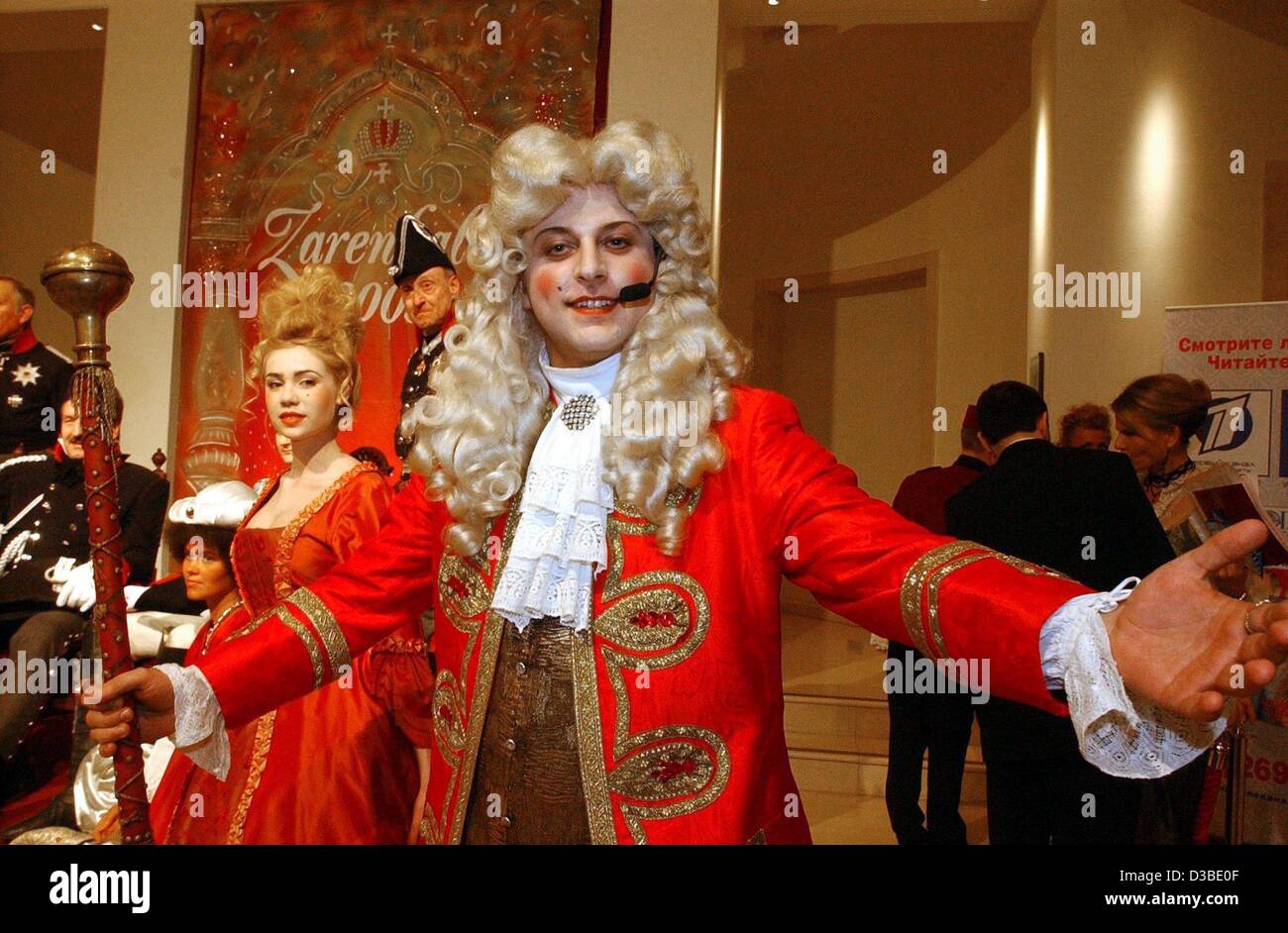 (dpa) - The 'court's bandmaster' greets the guests at the Zarenball ...
