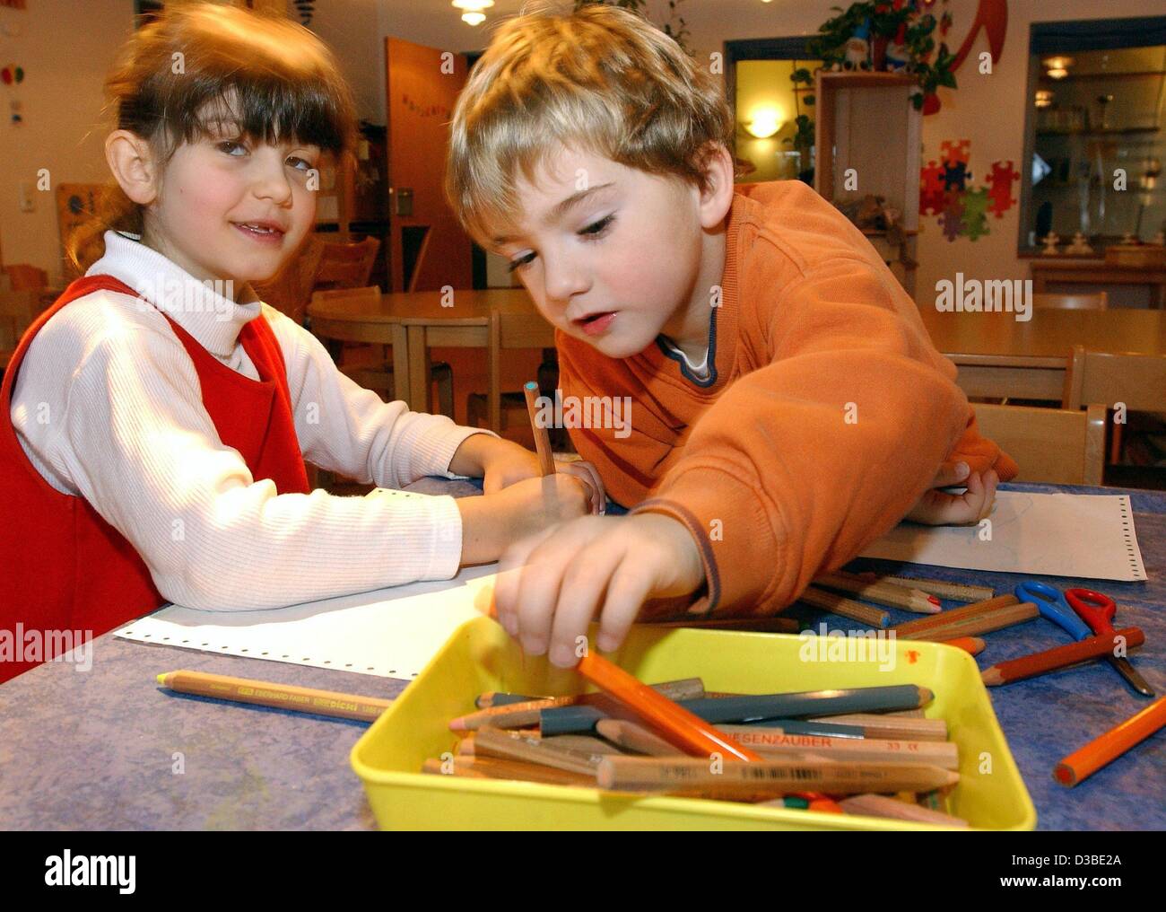 (dpa) - The children of the kindergarten 'Zwergelstube' (cosy home of ...