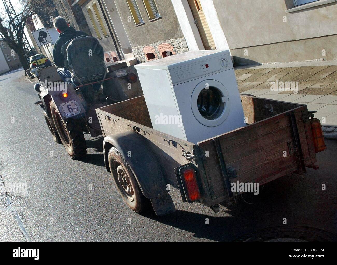 Man washing tractor High Resolution Stock Photography and Images - Alamy