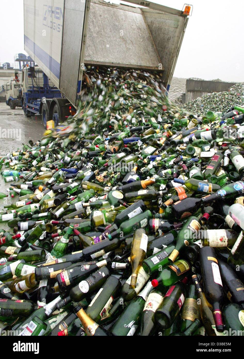 Deposit plastic bottles hi-res stock photography and images - Alamy