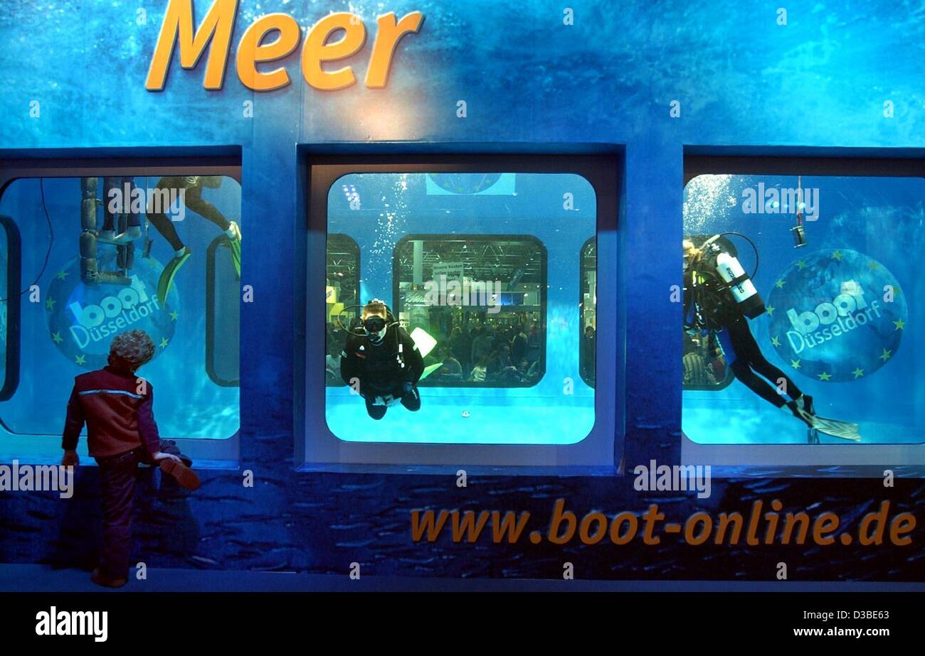 Exhibitors show latest in display hi-res stock photography and images ...