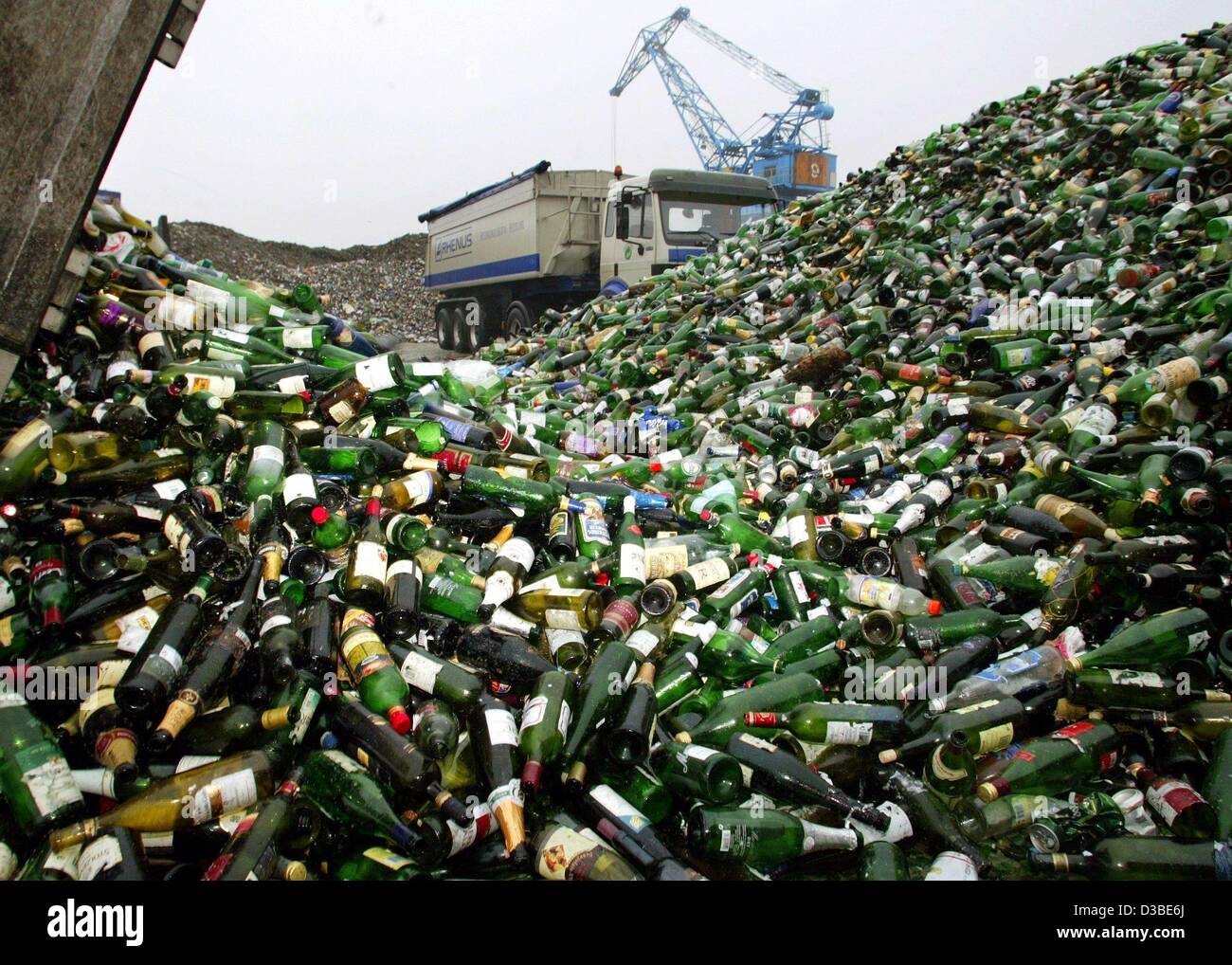 (dpa) - Empty bottles of glass are loaded off at the recycling company ...