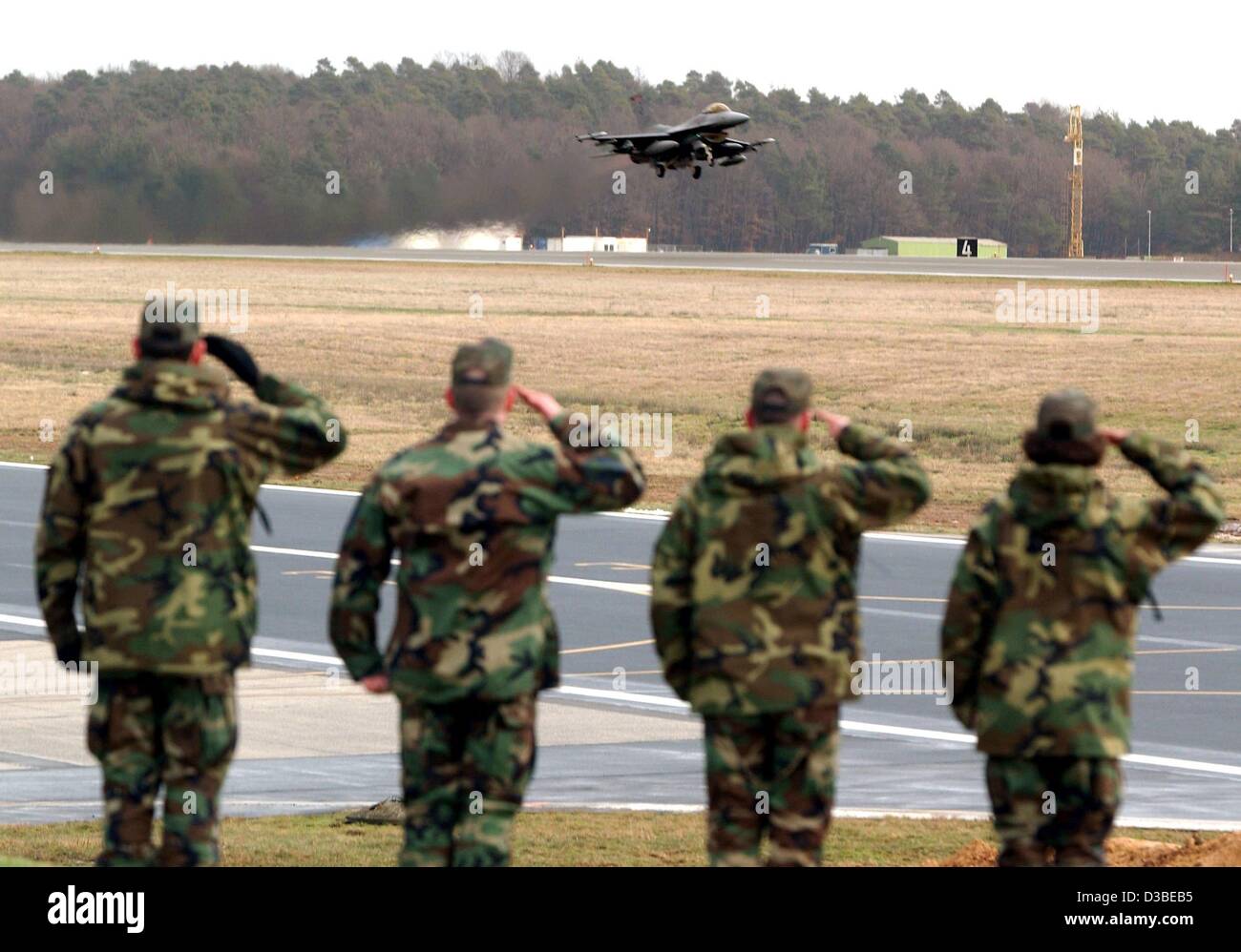 (dpa) - Members of the US Air Force salute a pilot of the 52nd fighter ...
