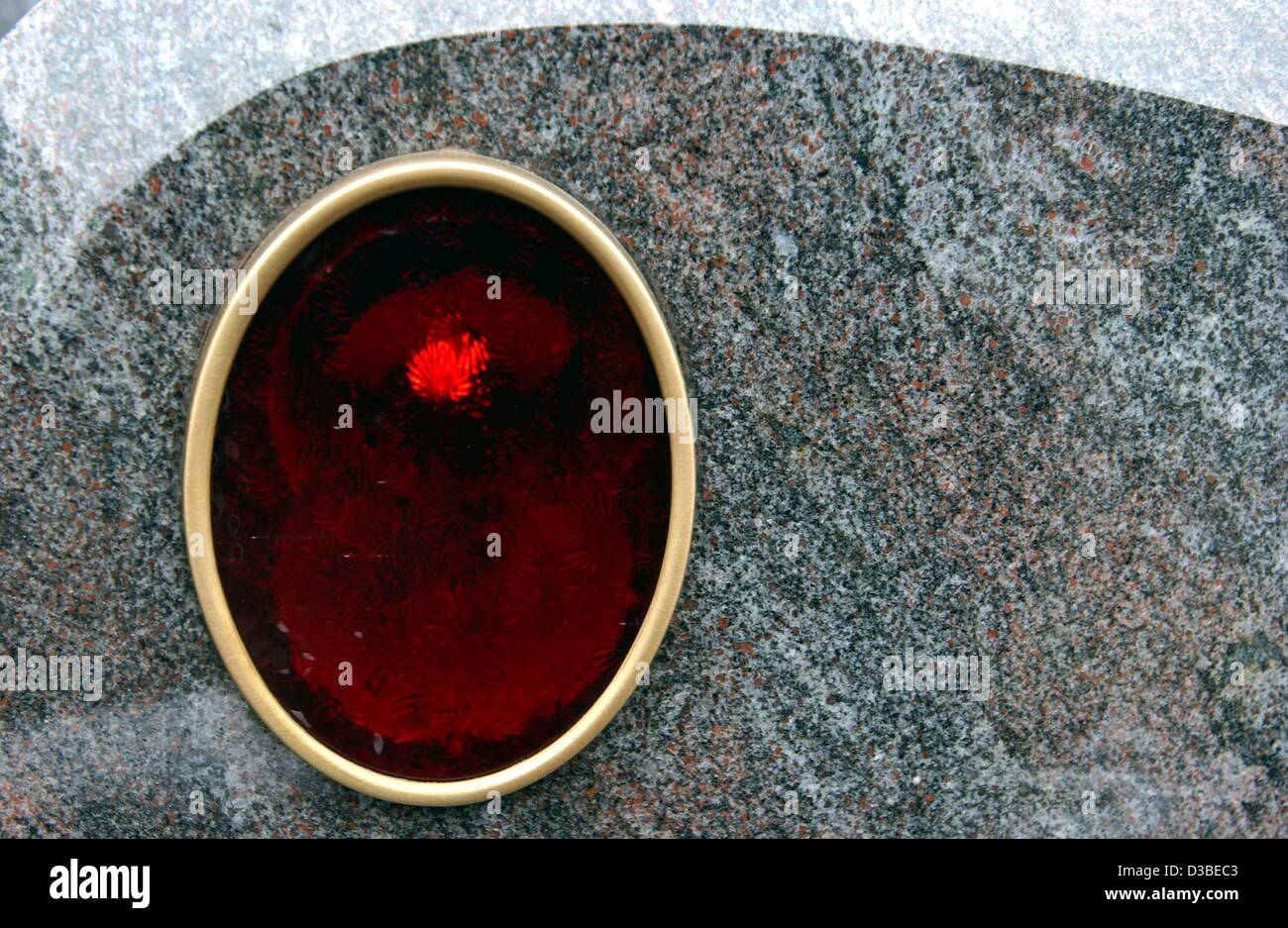 (dpa) - A tombstone light fixture, which is operated via a sunlight ...