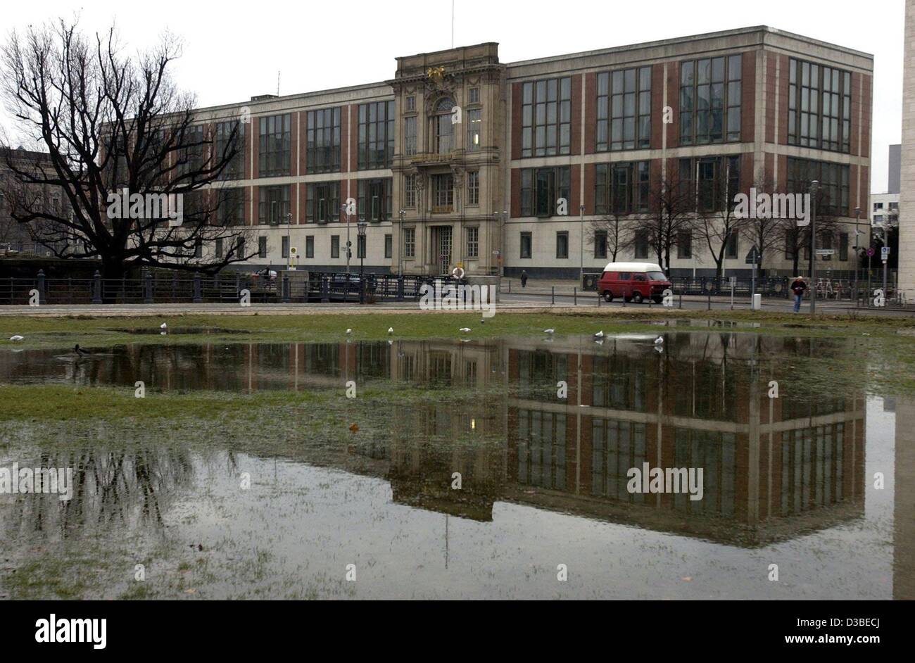 Ddr school building hi-res stock photography and images - Alamy