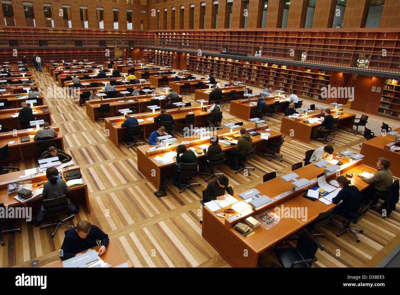 (dpa) - Students study in the new reading hall at the State and ...