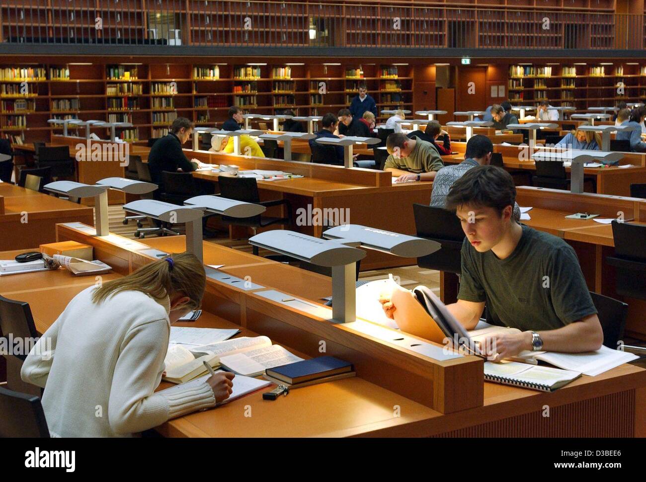 (dpa) - Students study in the new reading hall at the State and ...