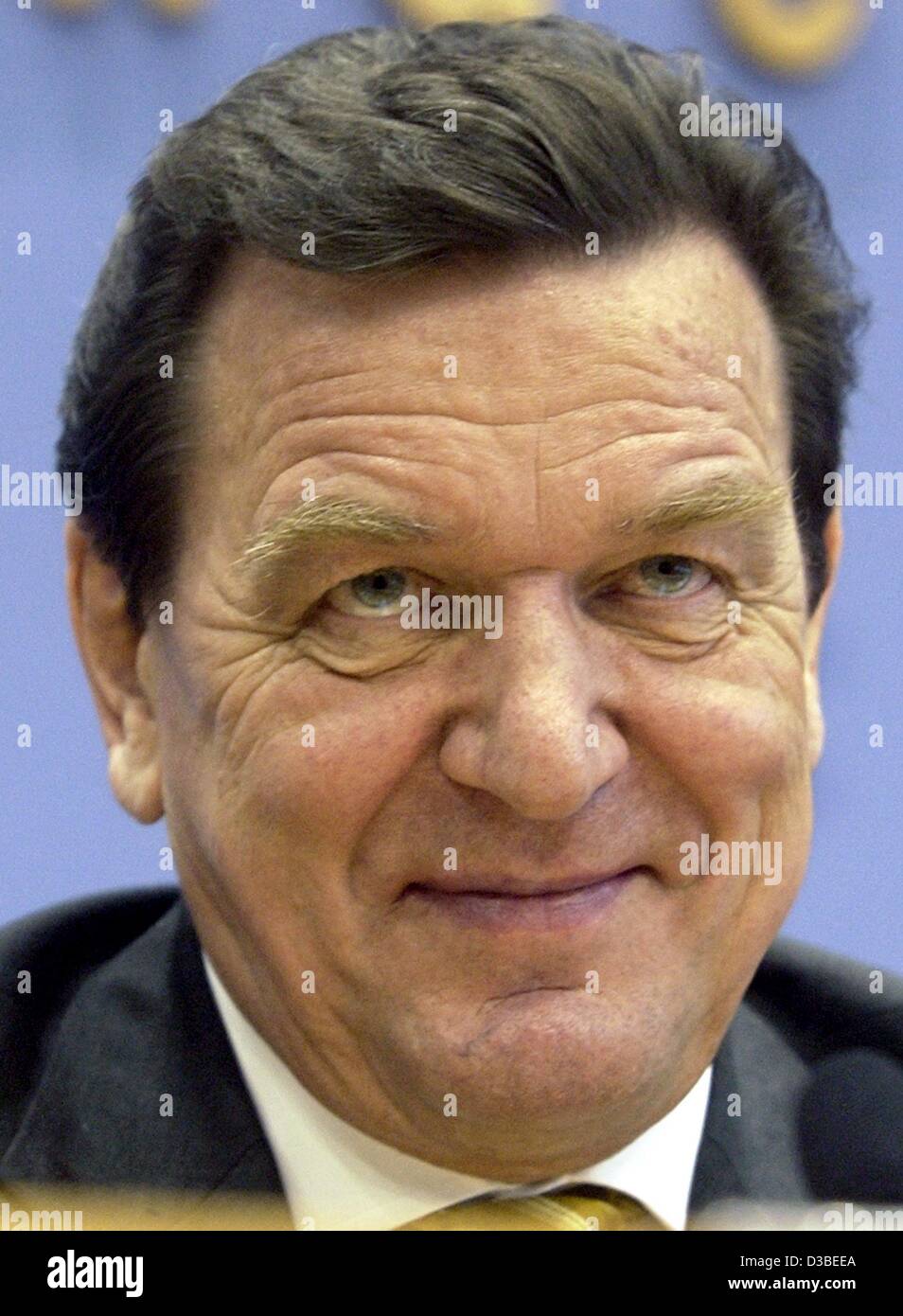 (dpa) - German chancellor Gerhard Schroeder (SPD) is looking up with a ...