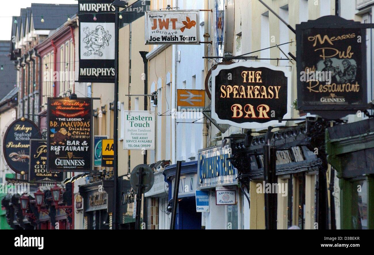 (dpa) - Pubs in the High Street of Killarney on the Ring of Kerry ...
