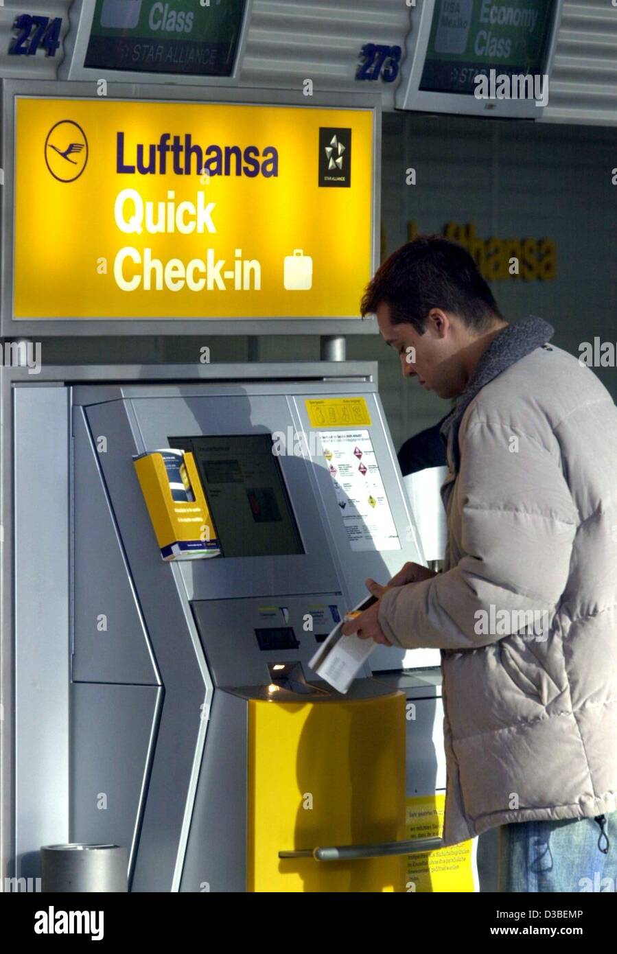 (dpa) - A passenger draws his ticket from a 'Quick Check-In' machine of ...
