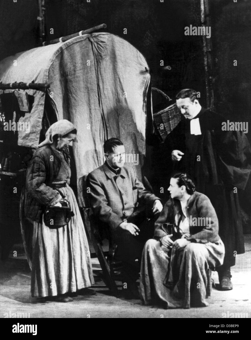 (dpa files) - Bertholt Brecht (C) rehearses his piece 'Mother Courage ...