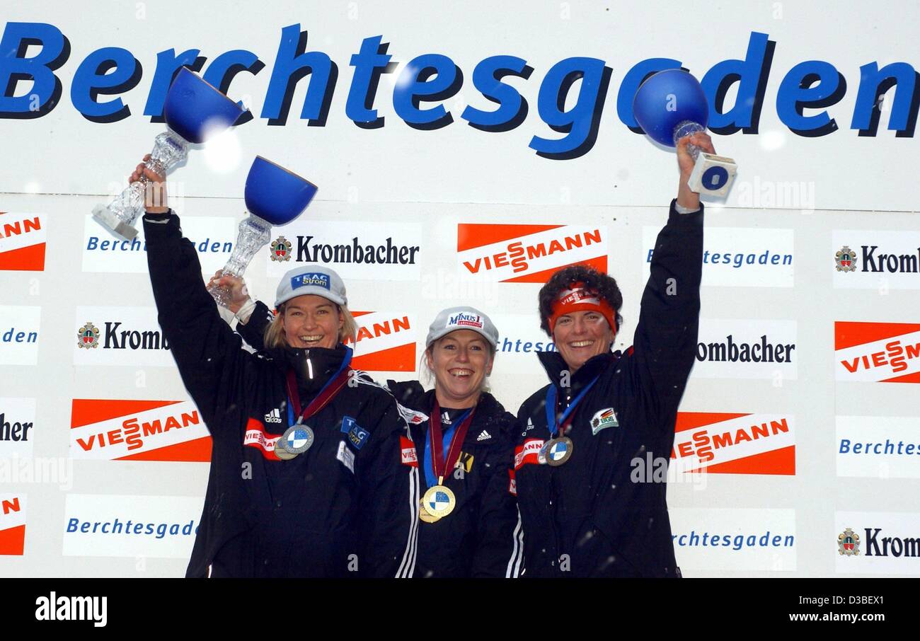 (dpa) - German luge winner Sylke Otto (C) celebrates with second placed ...