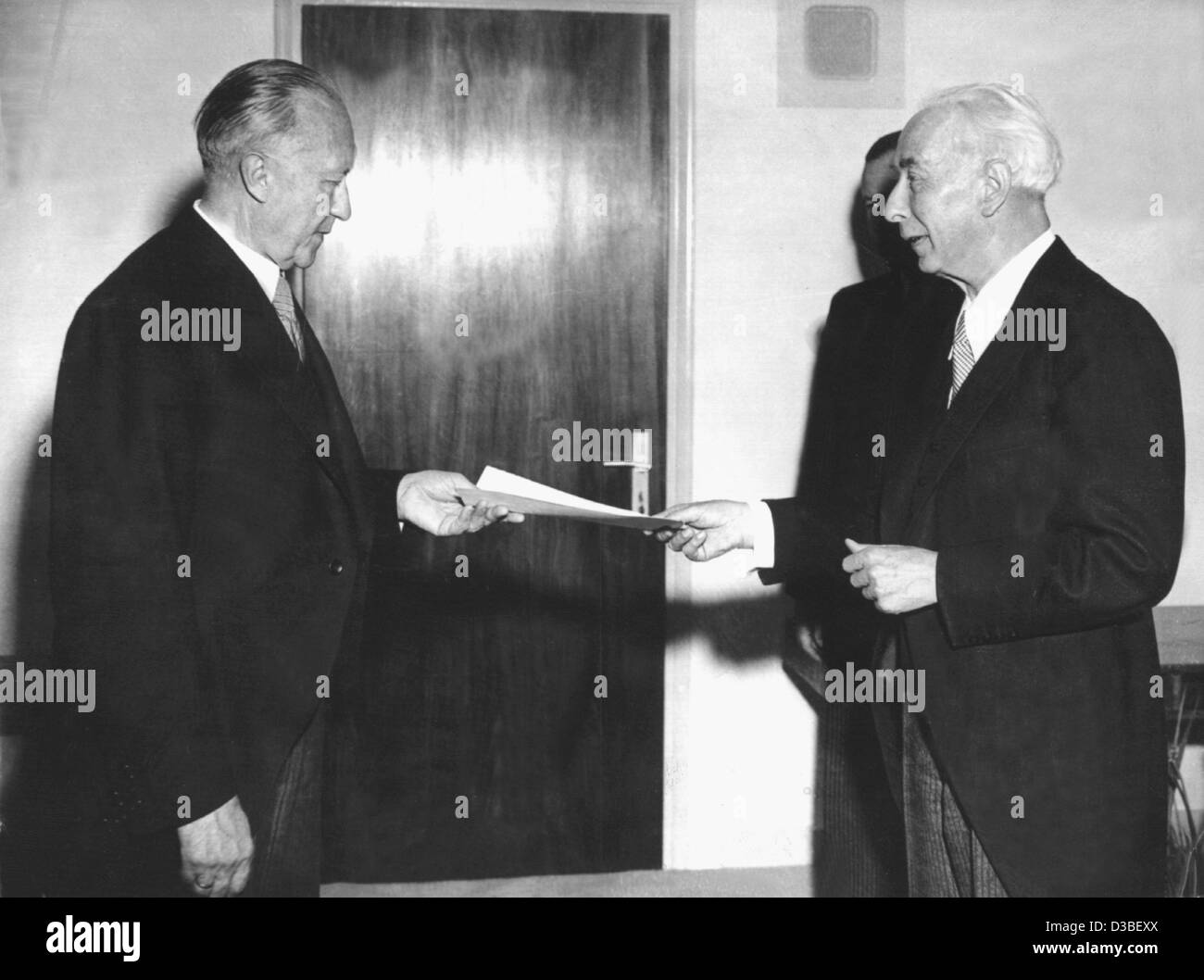 (dpa files) - German President Theodor Heuss (R) hands over the letter ...