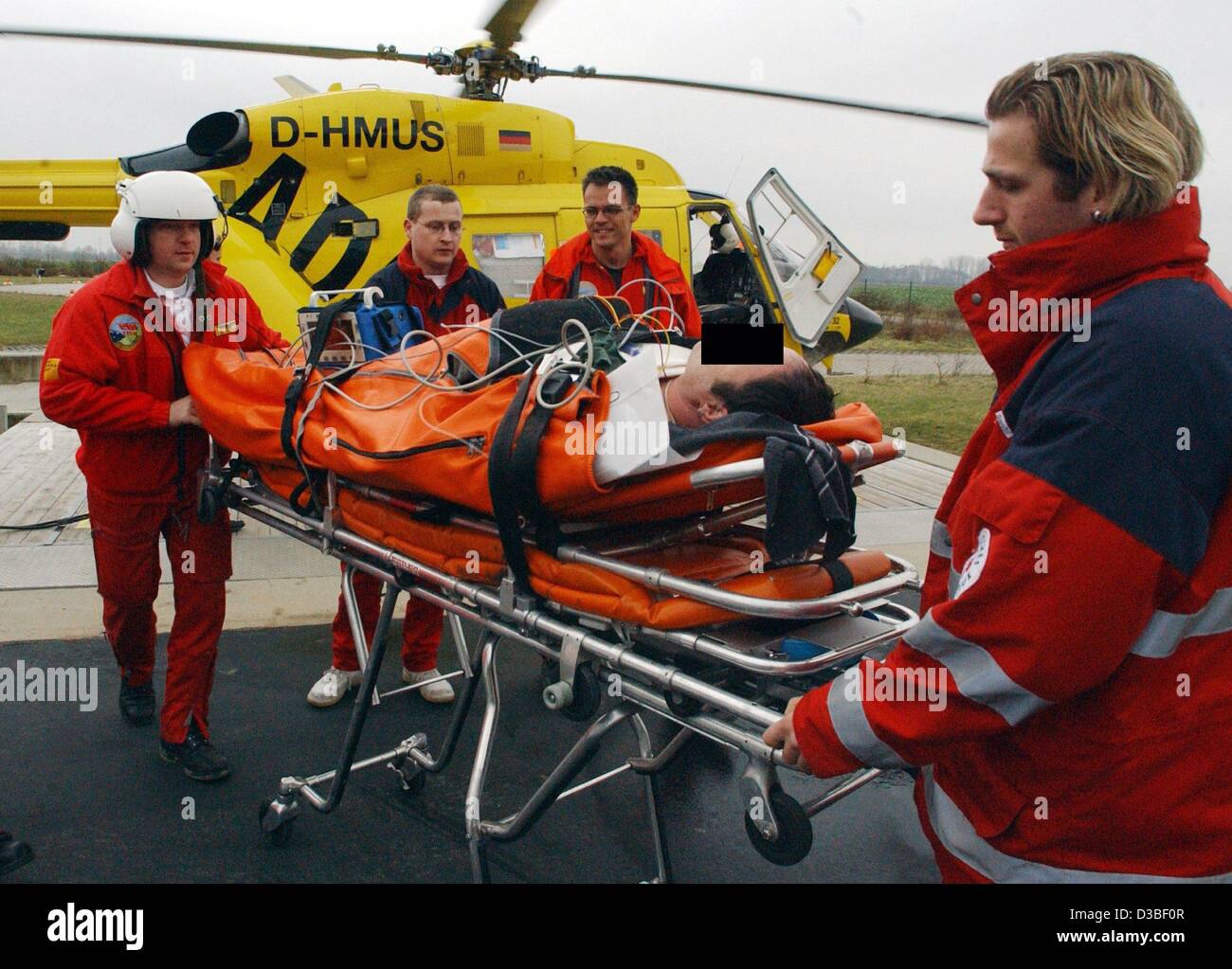 (dpa) - Emergency physician Thomas Ramolla and his assistant Daniel ...