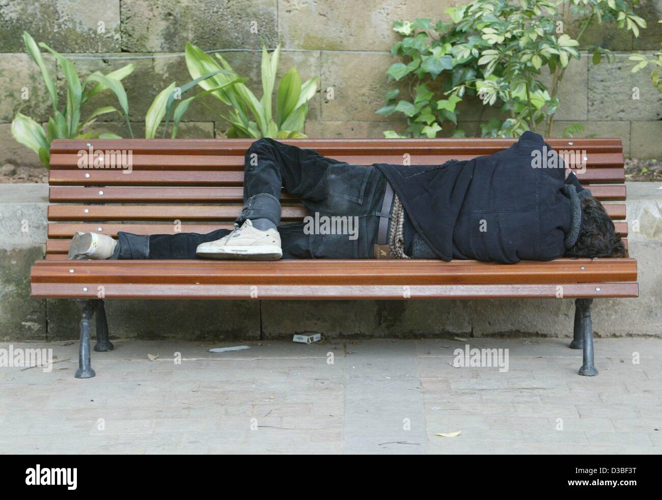 Man sleeping on park bench hi-res stock photography and images - Alamy