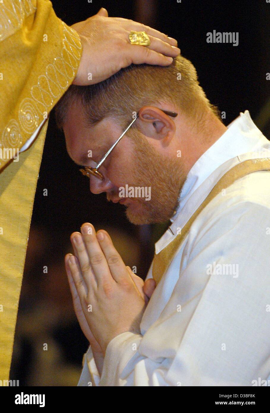 (dpa) - Robert Ploss receives the consecration as Priest by Bishop ...