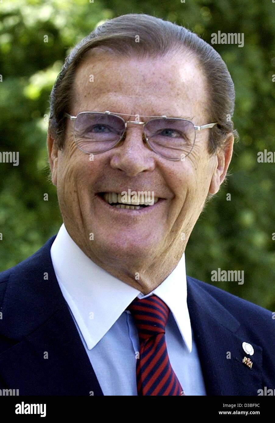 Roger moore hi-res stock photography and images - Alamy