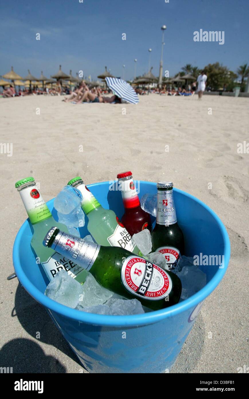 Ice in a bucket hi-res stock photography and images - Alamy