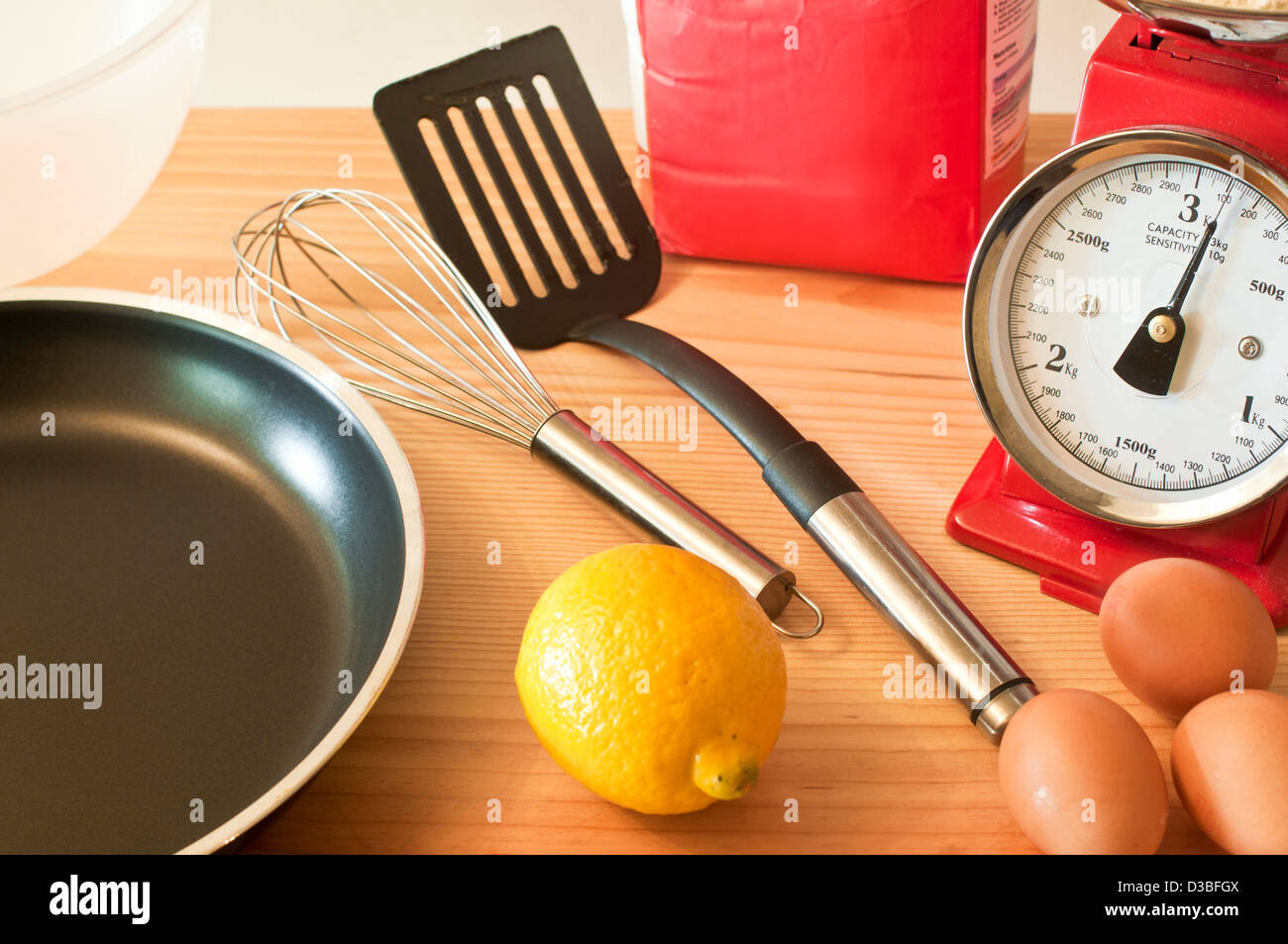 Vintage kitchen scales flour hi-res stock photography and images - Alamy