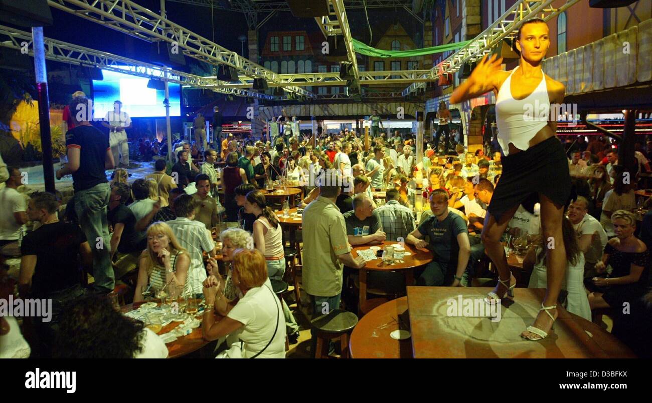 Dancing on tables hi-res stock photography and images - Alamy