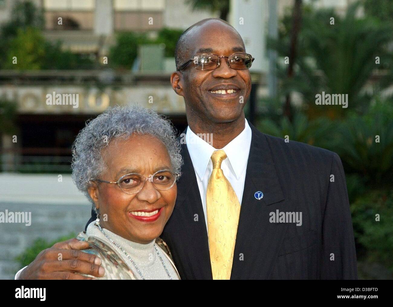 (dpa) - The US athlete Edwin Moses, world champion in hurdles, and his ...