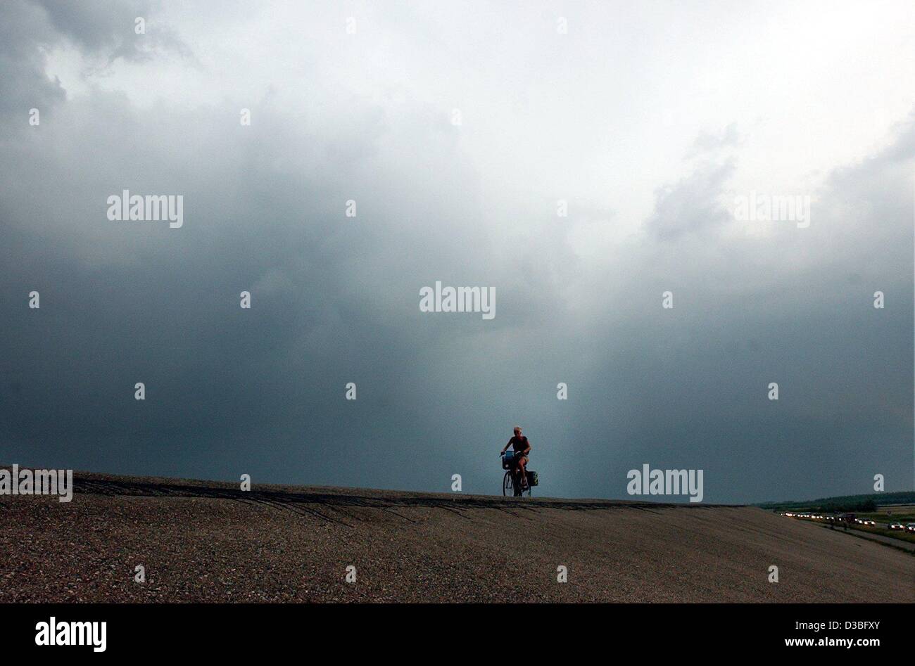 Flood defence embankment hi-res stock photography and images - Alamy