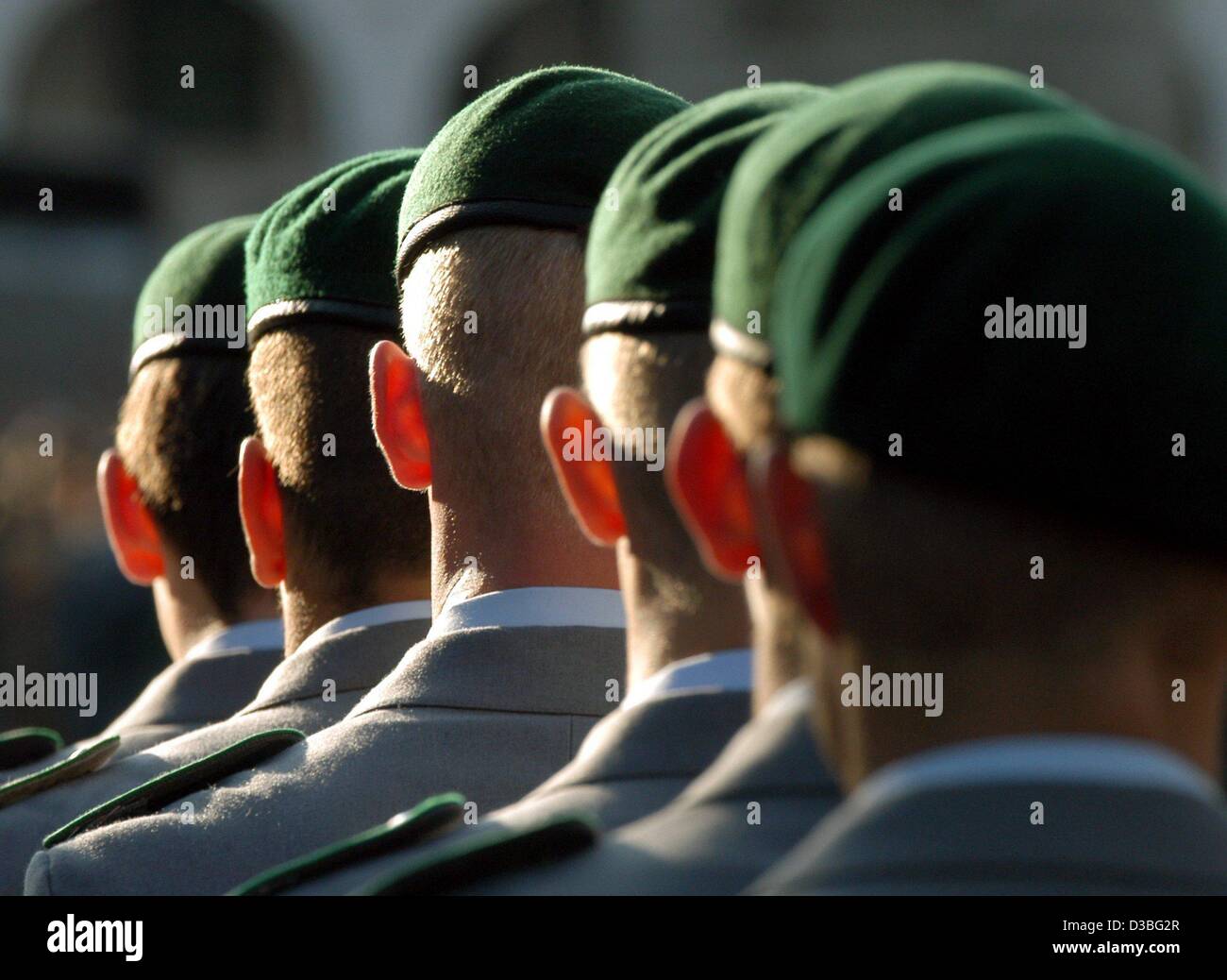 Soldiers in ceremonial uniform hi-res stock photography and images - Alamy