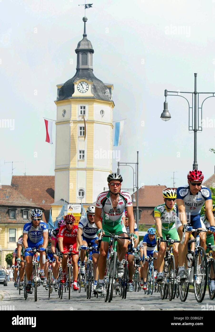 (dpa) - The German cyclists Thomas Liese (R) of the team Gerolsteiner ...