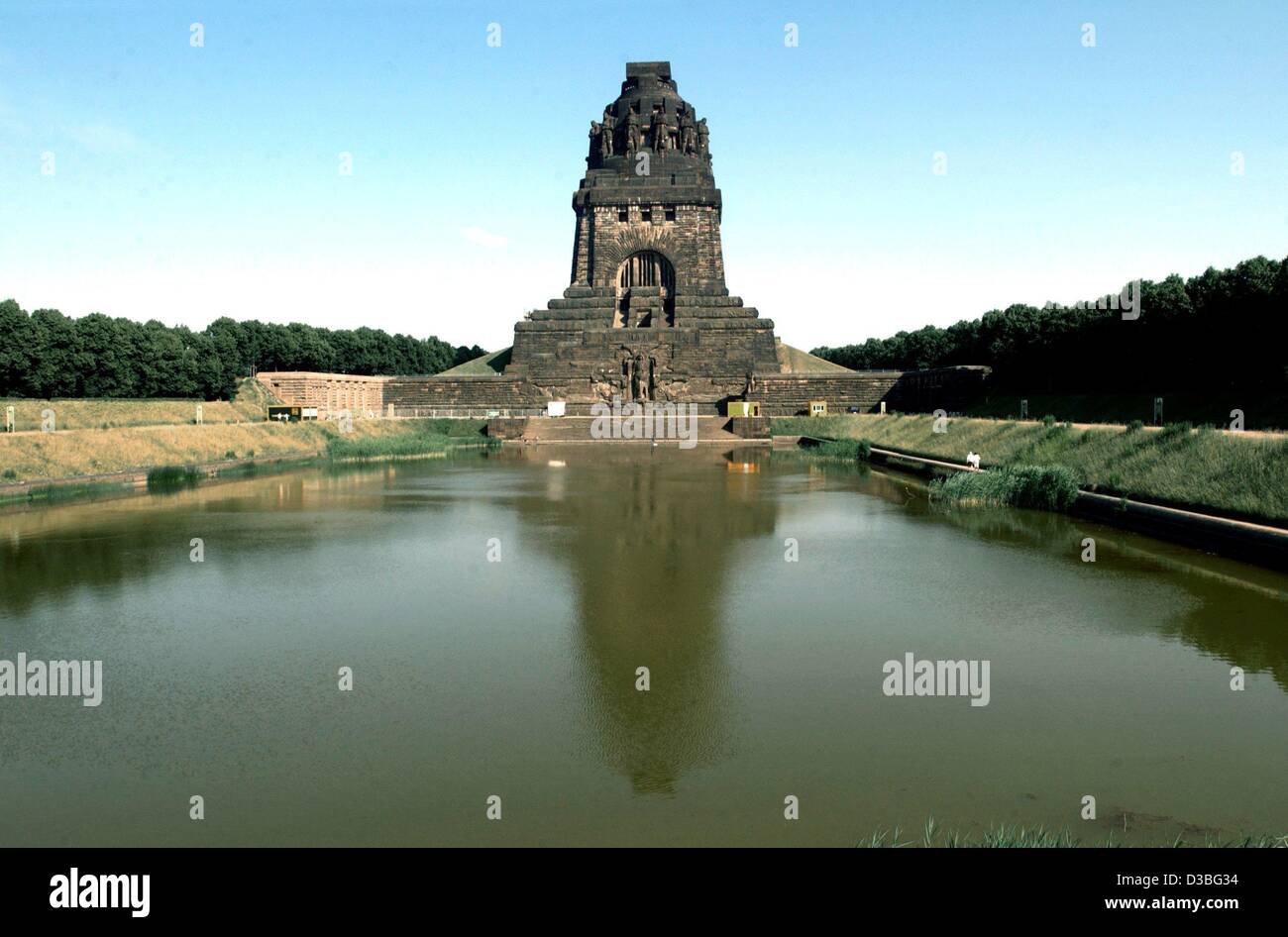 (dpa) - The monument of the Battle of the Nations is reflected in a ...