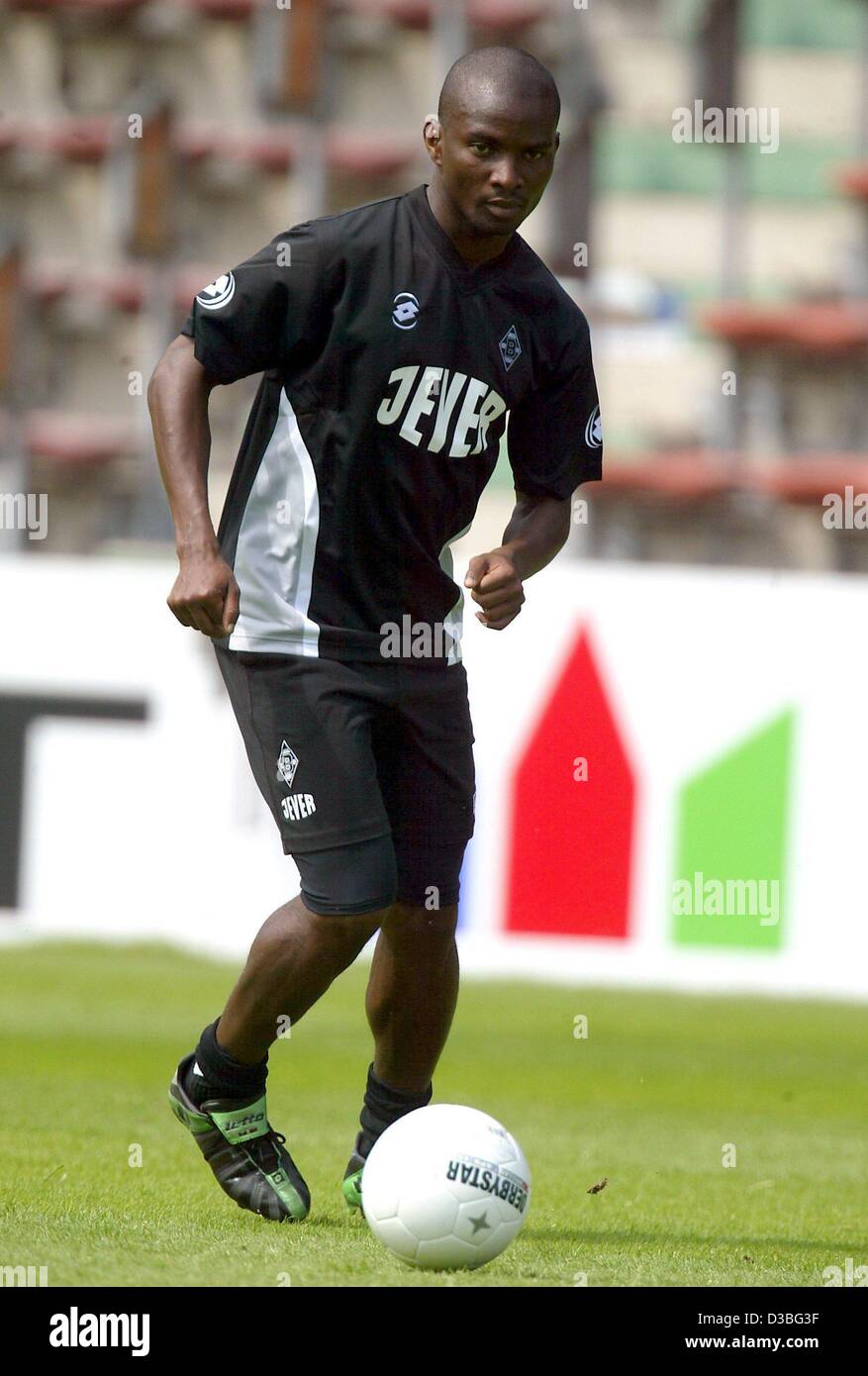 (dpa) - Nigerian player Pascal Ojigwe exercises with ball during the ...