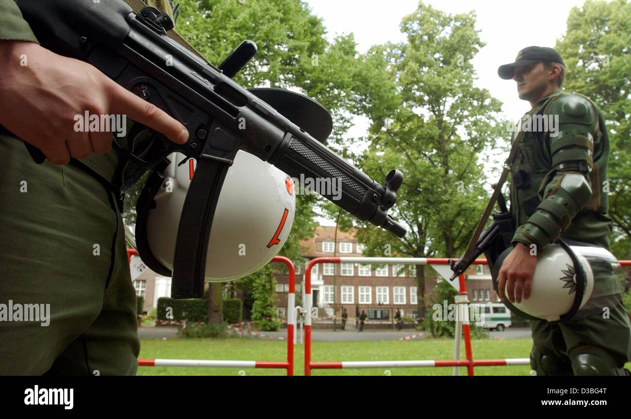 Iranian military police hi-res stock photography and images - Alamy