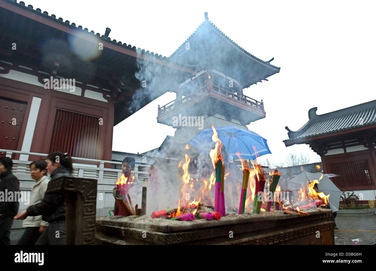 (dpa) - Joss sticks are burning as sacrifice in the Buddhist monastery ...