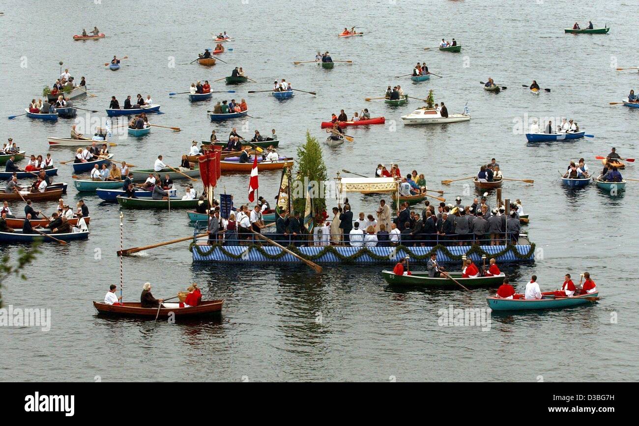 (dpa) - Larger and smaller rowing boats gather around the main boat of ...