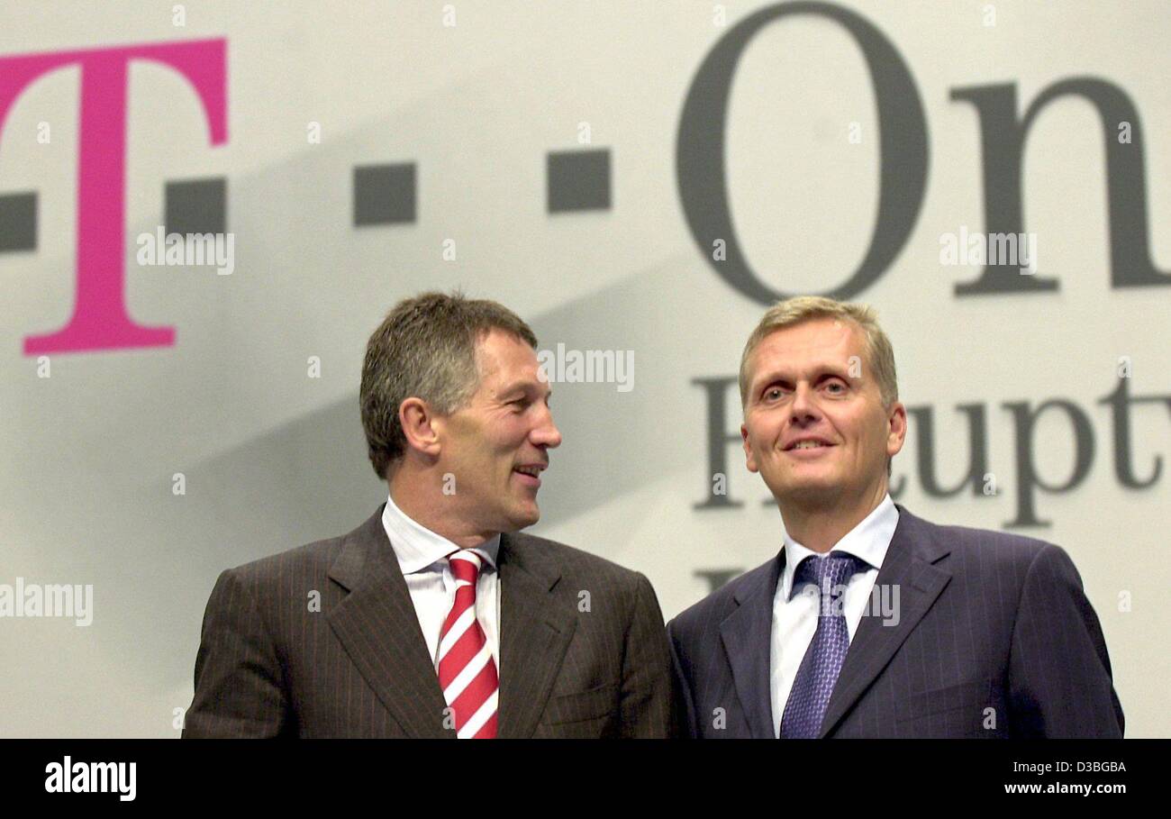 (dpa) - Thomas Holtrop (L), CEO of T-Online International AG, and Kai ...