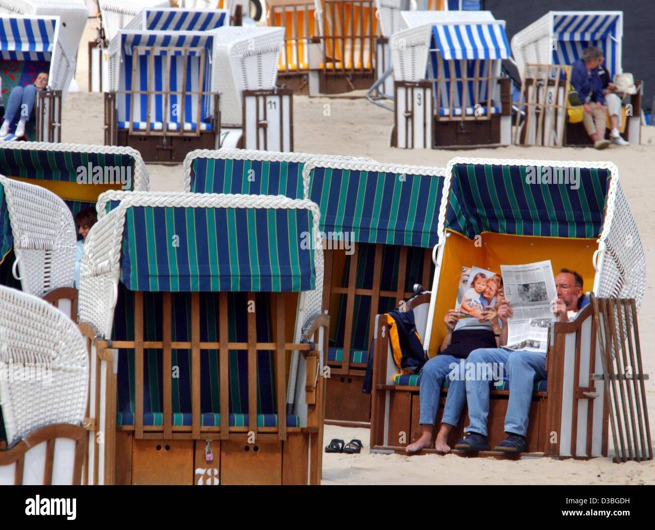 Roofed whicker beach chair hi-res stock photography and images - Alamy