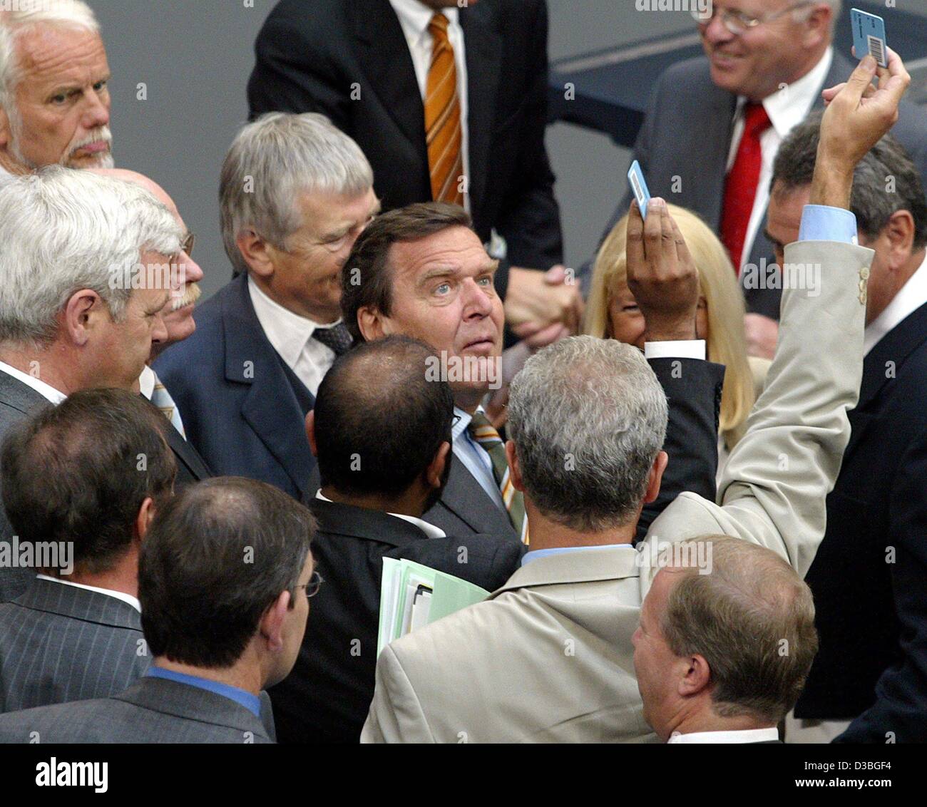 (dpa) - Chancellor Schroeder is all surprised about the Bundestag's ...