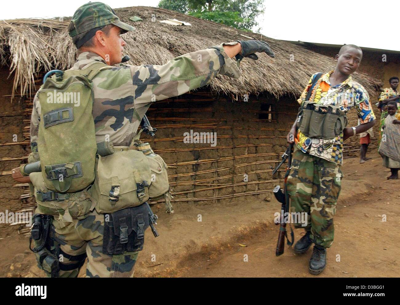 (dpa) - A French soldier (L) is telling a militiaman of the Union of ...