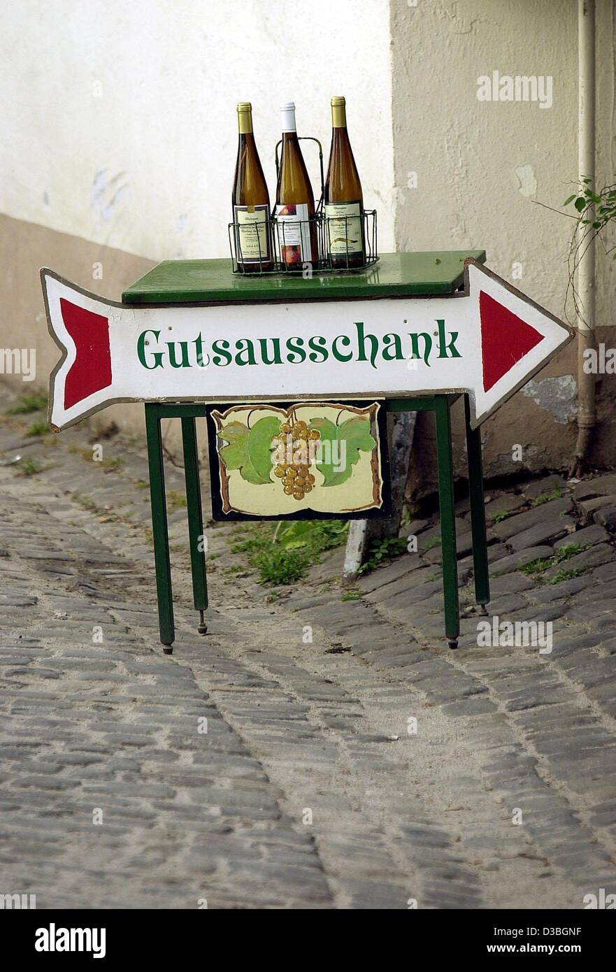(dpa) - The sign invites tourist to entre a wine tavern in the old town ...