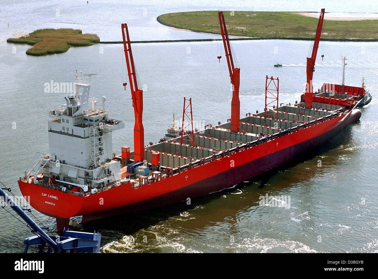 (dpa) - A container ship of the type 'Warnow CV 2500' is being undocked ...